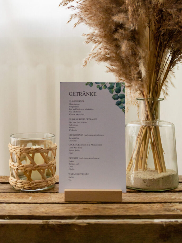 Holzaufsteller für Menüpläne - BOHO DEKOVERLEIH